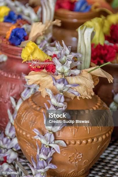 크라운 플라워 체인 벨 망고 리프 다투라 히비스커스가 장식된 꽃 장식이 있는 칼라쉬 힌두교 푸자에 필수적 선택적 초점 Dussehra에 대한 스톡 사진 및 기타 이미지