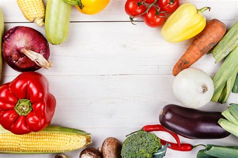 흰색 나무 배경에 여름 야채입니다 당근 토마토 양파 옥수수 고추 개념에 대한 스톡 사진 및 기타 이미지 개념 건강한 생활