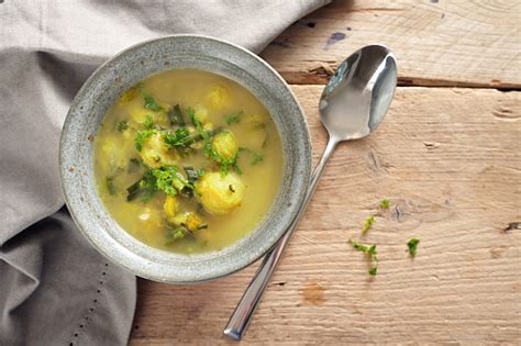 브뤼셀 새싹 부추 감자를 그릇에 담은 야채 수프 소박한 나무 테이블에 숟가락과 냅킨 위에서 높은 각도보기 복사 공간 0명에 대한 스톡 사진 및 기타 이미지 Istock