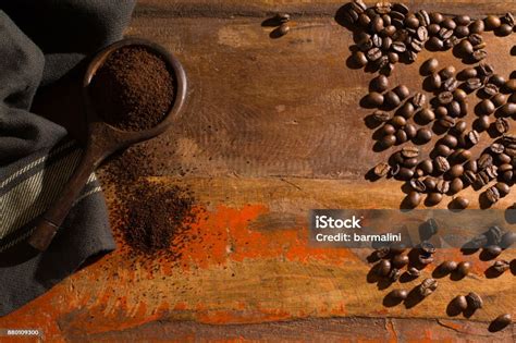 어둡고 순수 Arabica 커피 콩을 볶은 커피 나무 테이블 복사 공간에 접지 갈색에 대한 스톡 사진 및 기타 이미지 갈색 고정시킴 구이 Istock