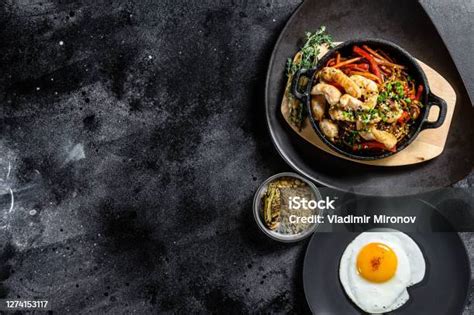야채 닭고기와 함께 국수를 볶습니다 웍 국수 검은 색 배경 맨 위 보기입니다 복사 공간 Washoku에 대한 스톡 사진 및 기타 이미지 Istock