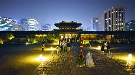 경복궁 연일 매진 외국인들이 더 놀라는 2023년 봄 경복궁 야간 관람 달 밝은 밤 도심 속 궁궐 야경 산책 서울 여행