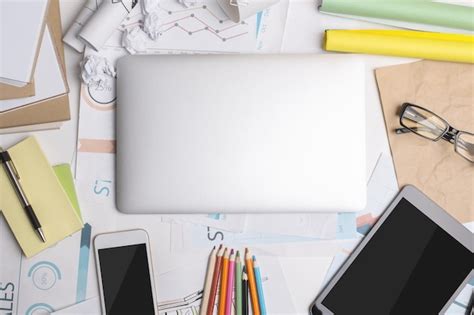 Premium Photo Messy Office Table