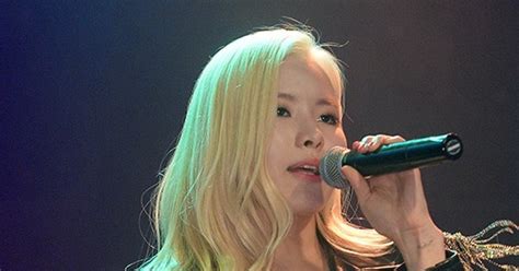 [t포토] 김예림 가죽 재킷으로 살짝 가린 복근 쇼케이스