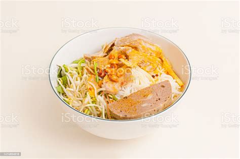 Bun Mam Nem 돼지 고기와 발효 멸치 디핑 소스를 곁들인 베트남 쌀국수 흰색 배경에 격리 된 베트남 음식 투시도보기