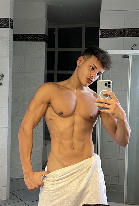 Manuel Dosio Provoca Sotto La Doccia Bitchyx