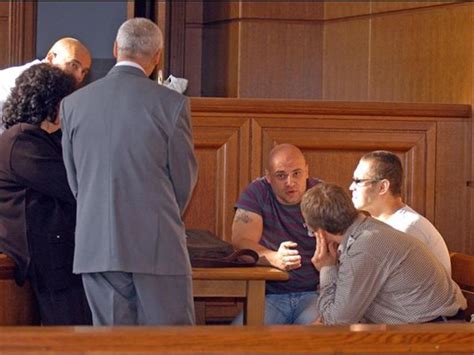 3 г условно на Демби за оръжие