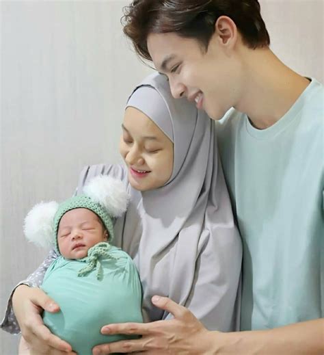 9 Potret Keluarga Dinda Hauw Dan Rey Mbayang