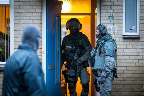 Arrestatieteam Haalt Man Uit Woning In Hoofddorp Onderzoek