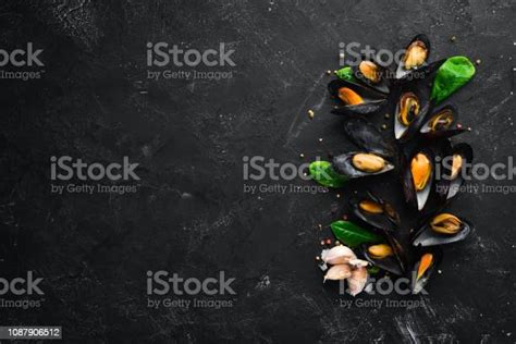 접시에 향신료와 함께 삶은 홍합 최고의 볼 수 있습니다 텍스트에 대 한 여유 공간입니다 에 오래 된 배경 0명에 대한 스톡 사진