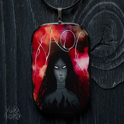 Один человек подошел к луже и засунул туда лицо Падал снег и вскоре человек превратился в