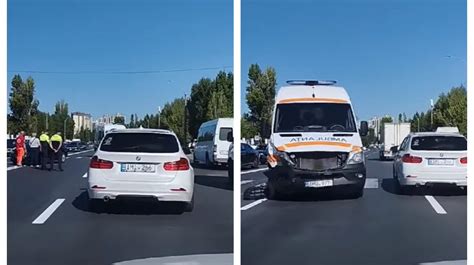VIDEO Accident cu implicarea unei ambulanțe pe strada Calea Moșilor