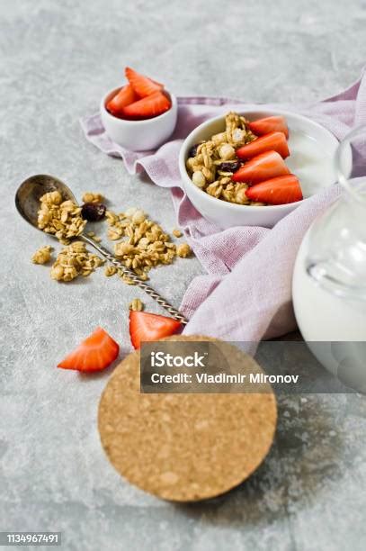 그 라 놀라 딸기 요구르트가 있는 뮤 즐 리 그릇 회색 배경 측면 보기 텍스트 공간 0명에 대한 스톡 사진 및 기타 이미지 Istock