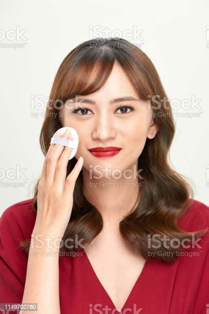 메이크업 아름다움 아시아 여자 얼굴에 파우더 파운데이션을 적용 건강한 생활방식에 대한 스톡 사진 및 기타 이미지 건강한 생활방식 메이크업 화장품 베트남 Istock