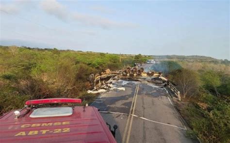 Duas pessoas ficam feridas após carreta tombar em Canindé SE F5