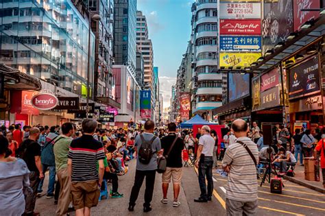지난 주말 사이 Yeung 최 스트리트에 거리 공연에 대 한 Pedestrianisation 체계의 몽 콕 홍콩에에서 남쪽