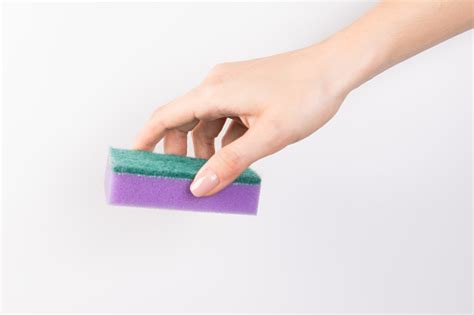 여성 손에 설거지 용 스폰지 여성의 손짓이나 흰색으로 고립된 표지판 손은 설거지 와 청소 를위한 스폰지를 보유하고 가사 집안일에 대한 스톡 사진 및 기타 이미지 Istock