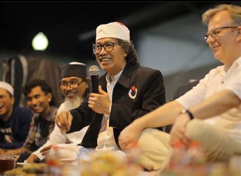 Cak Nun Dikabarkan Meninggal Dunia Sahabat Tegaskan Hoaks Kondisinya Makin Membaik