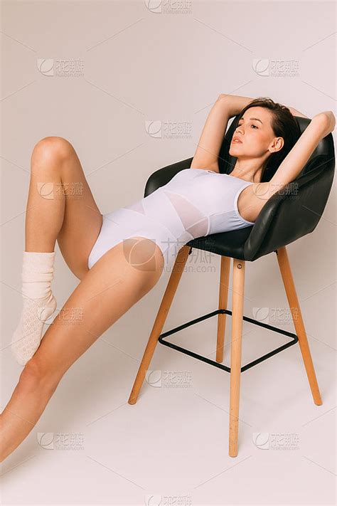 做伸展运动和体操的年轻女子