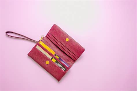 신용 카드와 할인 카드와 분홍색 배경에 빨간 클러치 지갑에서 쇼핑 및 지불 개념 모던 레드 레더 지갑의 클로즈업 지갑의 상단보기 신용 카드에 대한 스톡 사진 및 기타 이미지