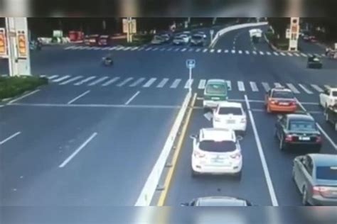 绿灯亮起路虎直接一脚油门悲剧就发生了监控记录事发全程 路虎 监控 油门