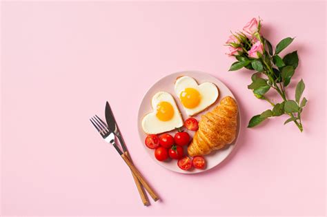 핑크 배경에 계란 하트와 커피 한 잔과 함께 하는 건강한 아침 식사 밸런타인데이에 대한 스톡 사진 및 기타 이미지 밸런타인