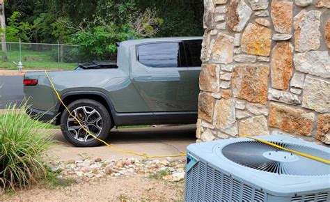 Una Rivian R1t Eléctrica Sirvió Como Fuente De Energía En Una Cirugía