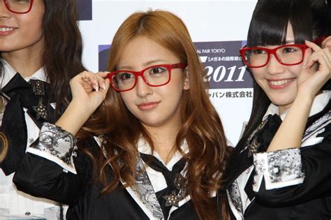 asahi com朝日新聞社AKB48の板野友美さん中央と渡辺麻友さん 第24回日本メガネベストドレッサー賞の受賞者たち