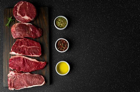 검은 돌 배경에 대한 생 쇠고기 고기 음식 스테이크의 선택 뉴욕 스트립로인 스테이크 탑 블레이드 립 아이 및 기타 고기 컷 건강한 생활방식에 대한 스톡 사진 및 기타 이미지