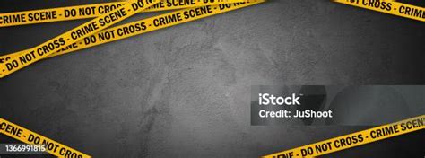 노란색 경찰 라인 복사 공간 콘크리트 벽 배경에 교차하지 마십시오 범죄 현장 은 진정한 범죄 이야기 또는 조사 팟 캐스트에 대한 어두운 배너 범죄에 대한 스톡 사진 및 기타