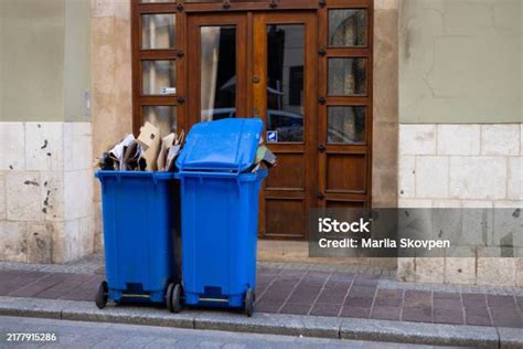 길가에 종이가 있는 공공 파란색 쓰레기 쓰레기 수거를 위한 도로 옆의 플라스틱 재활용 쓰레기통 생태학 개념 0명에 대한 스톡 사진 및 기타 이미지 Istock