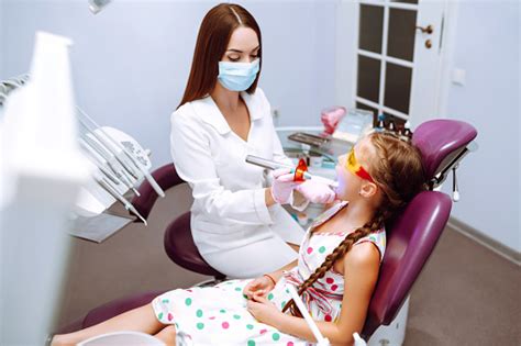 치과 의사의 약속에 어린 소녀 아이의 구강 과 치아의 검사 2명에 대한 스톡 사진 및 기타 이미지 2명 건강 진단 건강