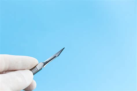 의사의 메스 블루 배경 복사 공간에 고립 된 흰 의료 장갑에 손을 메스 수술 장비에 대한 스톡 사진 및 기타 이미지 메스