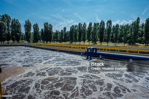 현대 폐수 처리 공장 하수의 폭기 및 생물학적 정화를위한 탱크 강철에 대한 스톡 사진 및 기타 이미지 강철 공장 산업 건물 관 튜브 Istock