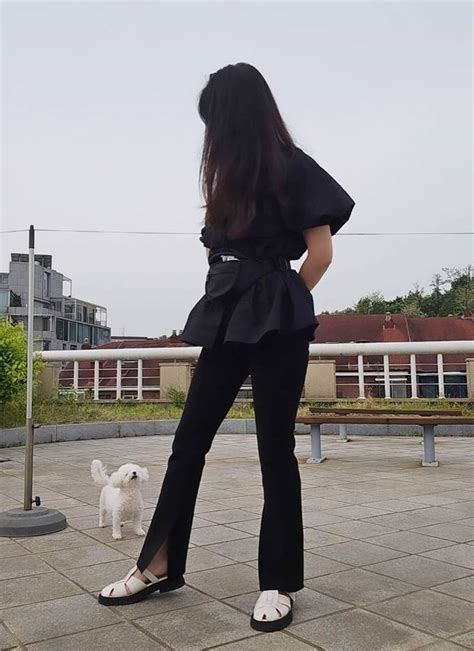 패션엔 박솔미 반려견과 눈맞춤 두 딸은 어디에 벌룬 블라우스에 페니백 산책룩