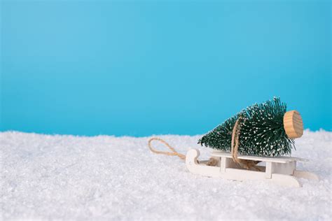 해피 2021 새해 컨셉 부드러운 빛나는 눈과 텍스트에 대한 밝은 구름하늘 빈 빈 공간에 장난감 작은 크리스마스 트리와 작은 썰매의 사진 12월에 대한 스톡 사진 및 기타