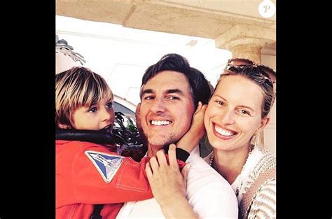 Karolina Kurkova son mari Archie Drury et leur fils Tobin lors d une sortie en famille en août
