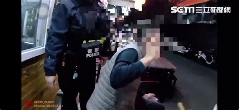 引發恐慌！持鎮暴槍夜市吃火鍋 他還朝警比不雅手勢 社會 三立新聞網 Setncom