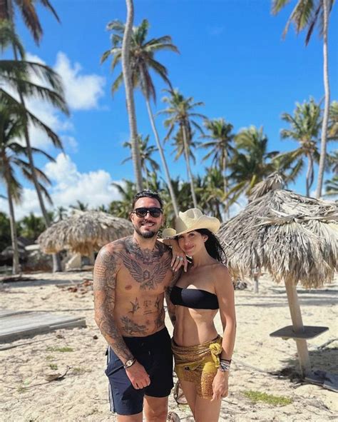 Noelia López empieza el año en el paraíso con su novio y su familia numerosa