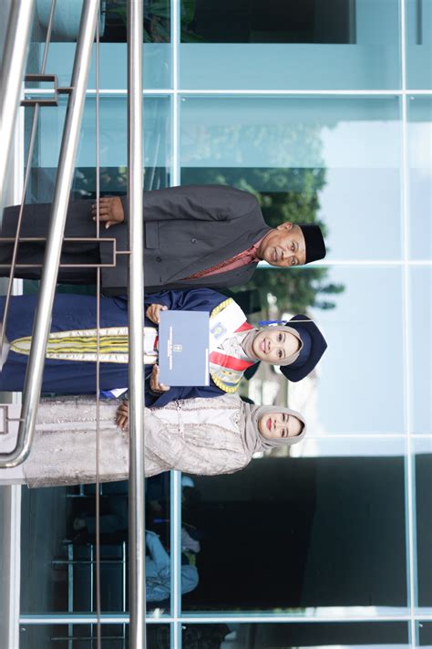 Dua Mahasiswa Fh Uii Raih Pin Emas Di Wisuda Uii Periode Iv Ta 2022