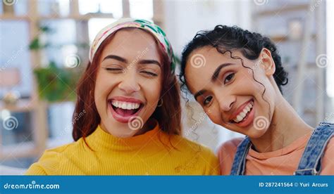 Vrouwen Staan Voor Zichzelf En Zijn Zelfvoorzienend Met Een Frame In Beweging En Onroerend Goed