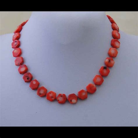 Колие от червен корал шестоъгълник Полускъпоценни минерали Кристина