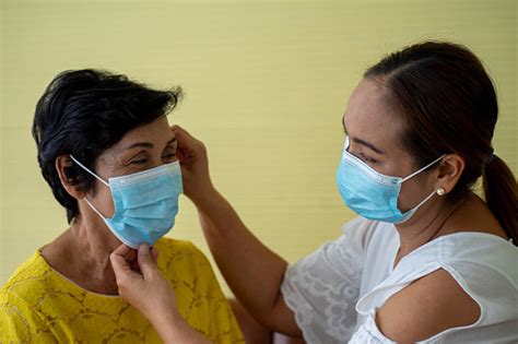 보호 마스크를 착용하는 데 도움 딸과 함께 병원에서 아시아 늙은 아픈 여자 노인에 대한 스톡 사진 및 기타 이미지 노인