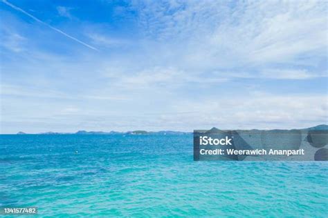 맑은 구름과 푸른 밝은 하늘 배경과 파란색과 에메랄드 바다 경관에 대한 스톡 사진 및 기타 이미지 경관 고요한 장면 구름 Istock