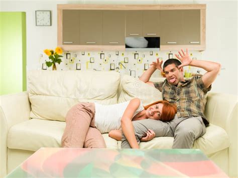 Dos Hombres Que Se Divierten En Cocina Imagen De Archivo Imagen De