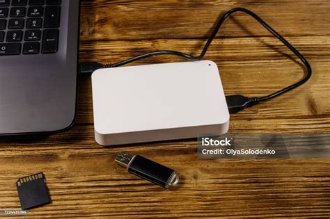 노트북 컴퓨터 sd 메모리 카드 및 나무 책상에 usb 플래시 드라이브에 연결된 외부 hdd 데이터 스토리지의 개념 usb