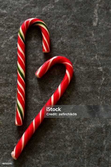 검은색 대리석에 사탕 지팡이입니다 크리스마스 배경입니다 12월에 대한 스톡 사진 및 기타 이미지 12월 계절 공휴일 Istock