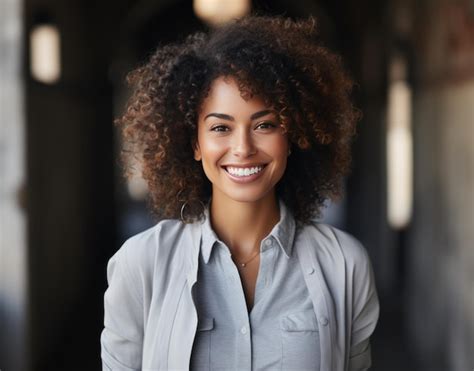 Premium Photo African American Woman Smiling For The Camera