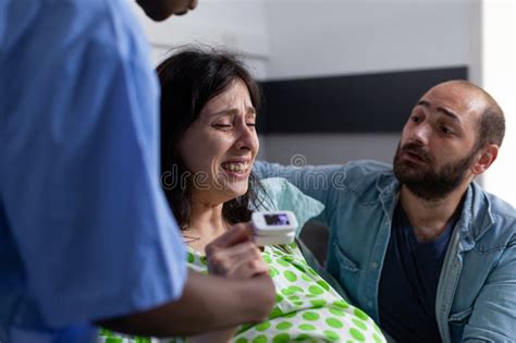 Enfermera Y Marido Tranquilizan A La Paciente Imagen De Archivo