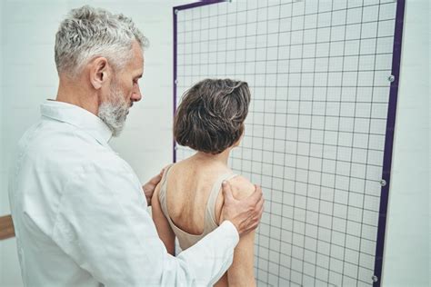 사무실에서 여성 환자의 자세 분석을 수행하는 집중된 백발 남성 정골요법사 사진 Unsplash의 건강한 라이프 스타일 이미지
